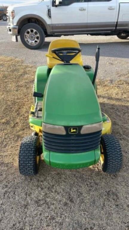 Tractor Zoom - John Deere LT155