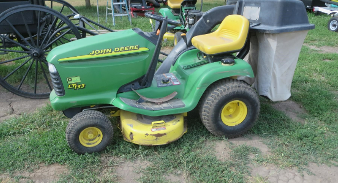 SOLD - John Deere LT133 Lot No. 44108207-1740-11ed-9544-0246304ce823 ...