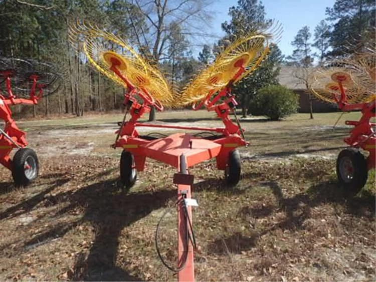 SOLD - Kuhn SR108 Hay and Forage Hay - Rakes/Tedders | Tractor Zoom