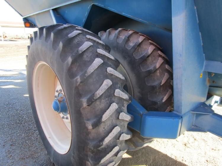 Kinze 1040 Harvesting Grain Carts for Sale | Tractor Zoom