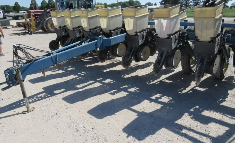 SOLD - Kinze 2000 Lot No. 89fbb0fa-1284-11ed-9544-0246304ce823 Planting ...