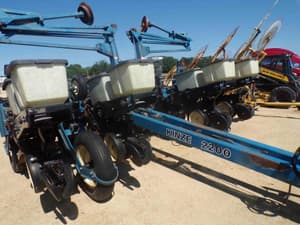 SOLD - Kinze 2200 Lot No. 2883 Planting with 8 Rows | Tractor Zoom