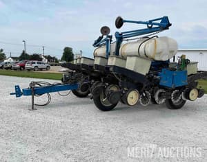 SOLD - Kinze 2600 Lot No. 114 Planting with 12 Rows | Tractor Zoom