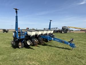 SOLD - Kinze 3000 Stock No. 10004G Planting with 11 Rows | Tractor Zoom