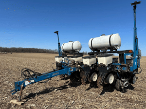 SOLD - Kinze 3000 Planting with 11 Rows | Tractor Zoom