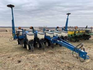 SOLD - 2015 Kinze 3000 Lot No. 6352687 Planting with 6 Rows | Tractor Zoom