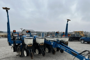 SOLD - Kinze 3000 Planting with 11 Rows | Tractor Zoom