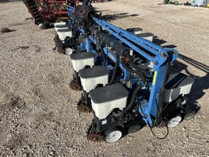 SOLD - Kinze 3110 Lot No. 3252 Planting with 8 Rows | Tractor Zoom
