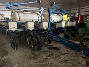 SOLD - Kinze 3200 Stock No. A486118C Planting with 12 Rows | Tractor Zoom