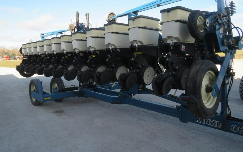 SOLD - Kinze 3600 Planting with 23 Rows | Tractor Zoom