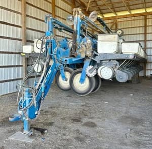 SOLD - Kinze 3700 Lot No. 1289511 Planting with 24 Rows | Tractor Zoom