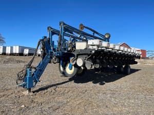 SOLD - Kinze 3700 Lot No. 33 Planting with 24 Rows | Tractor Zoom
