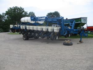 SOLD - Kinze 3800 Lot No. 6442 Planting with 24 Rows | Tractor Zoom