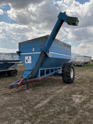 SOLD - Kinze 400 Lot No. 12909 Harvesting | Tractor Zoom