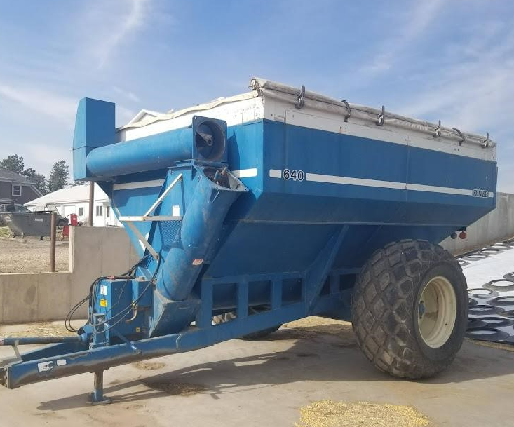 SOLD - Kinze 640 Harvesting with 650 Bu | Tractor Zoom