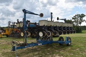 SOLD - Kinze 2500 Lot No. 872 Planting with 8 Rows | Tractor Zoom