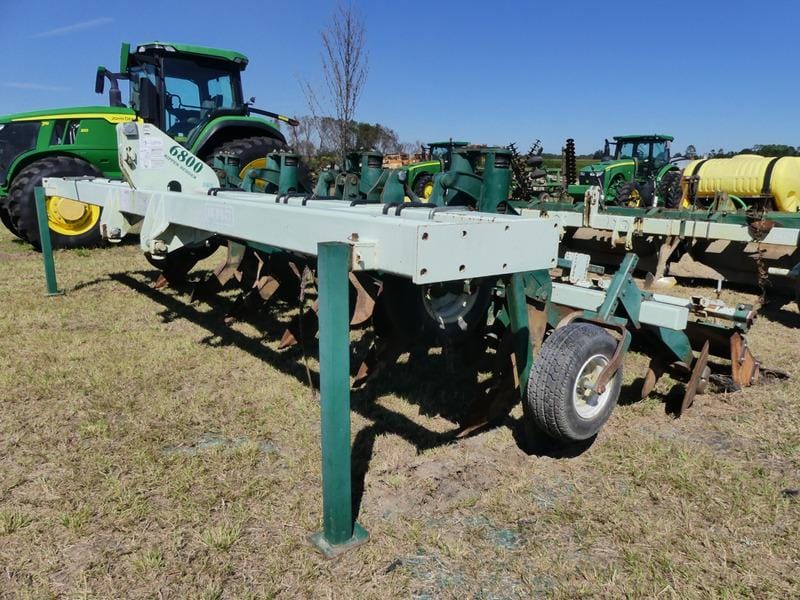 SOLD - KMC 6800 RIPPER BEDDER Tillage with --- Shanks | Tractor Zoom