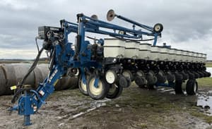 SOLD - Kinze 3700 Lot No. 18 Planting with 24 Rows | Tractor Zoom