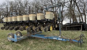 SOLD - Kinze 2500 Lot No. 21 Planting with 8 Rows | Tractor Zoom