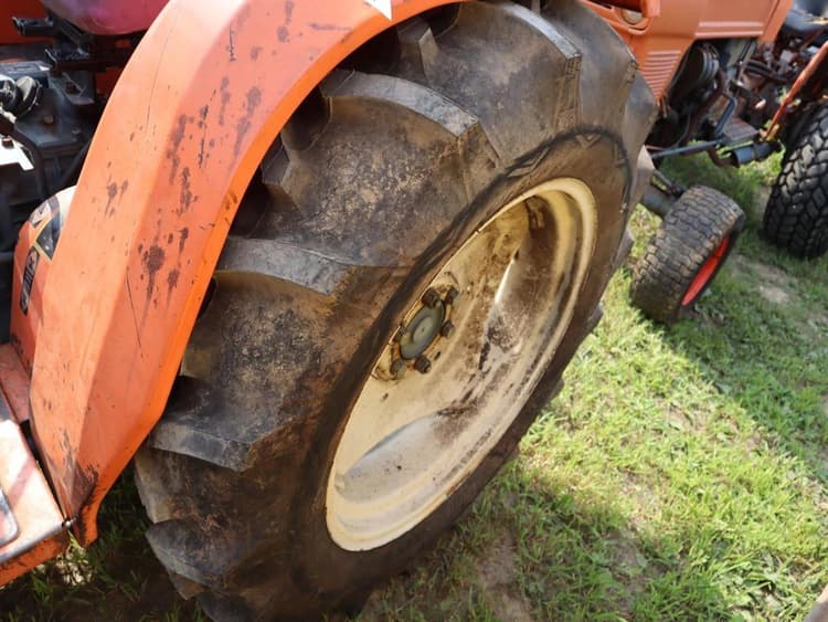 Kubota B8200 Tractors Less than 40 HP for Sale | Tractor Zoom