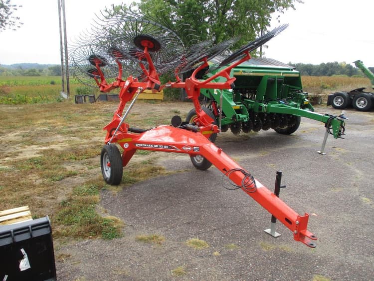Kuhn SR110 Hay and Forage Hay - Rakes/Tedders for Sale | Tractor Zoom