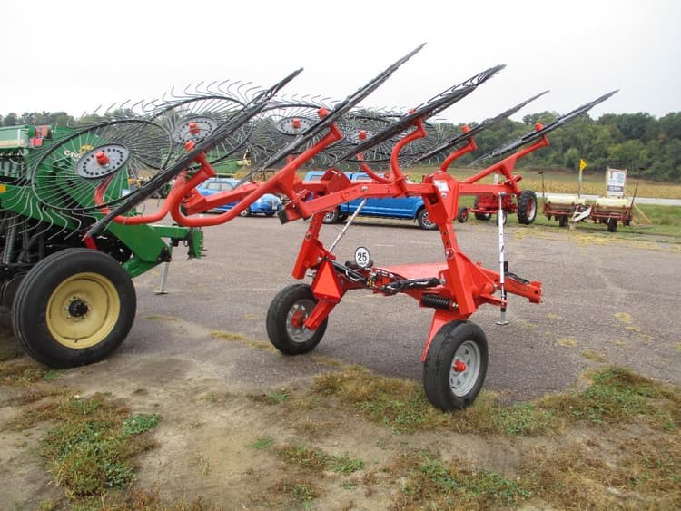 Kuhn SR110 Hay and Forage Hay - Rakes/Tedders for Sale | Tractor Zoom