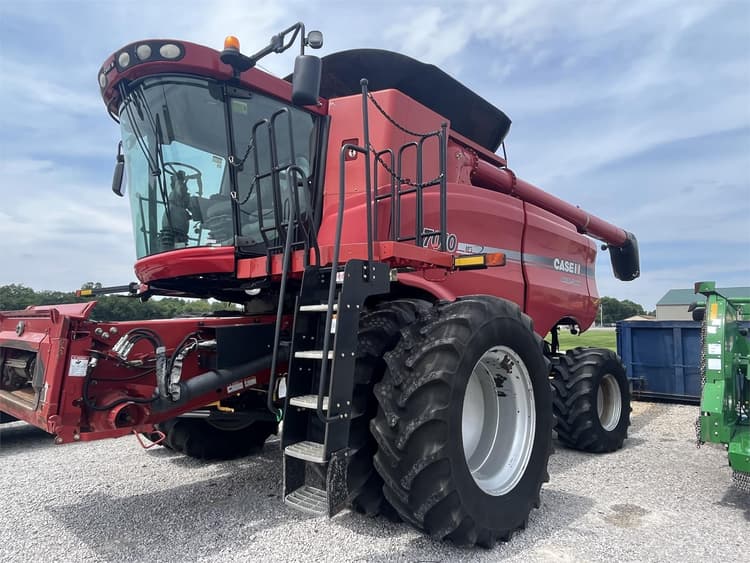 Case IH 7010 Combines Class 7 for Sale | Tractor Zoom