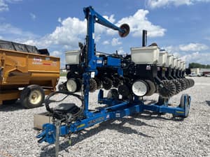 SOLD - Kinze 3500 Lot No. 225577813 Planting with 15 Rows | Tractor Zoom