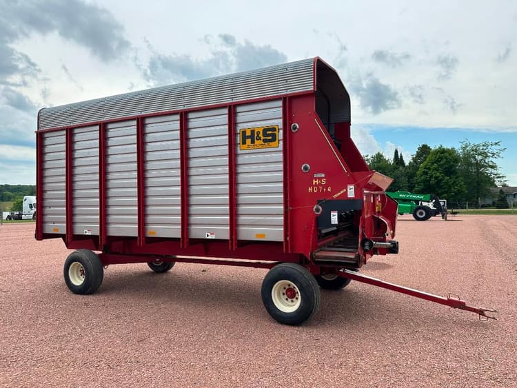 SOLD - H&S 7+4 HD RH Harvesting Forage Wagons | Tractor Zoom