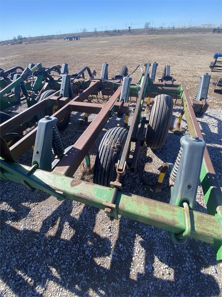 John Deere 610 Tillage Chisel Plows for Sale | Tractor Zoom