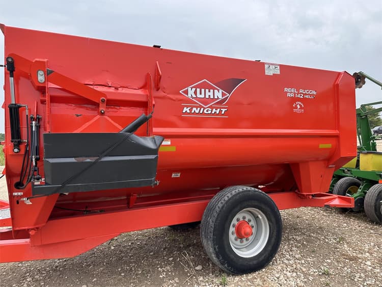 SOLD - Kuhn Knight RA142 Hay and Forage Grinders/Mixers | Tractor Zoom