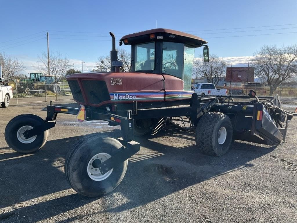 Tractor Zoom - MacDon 9250