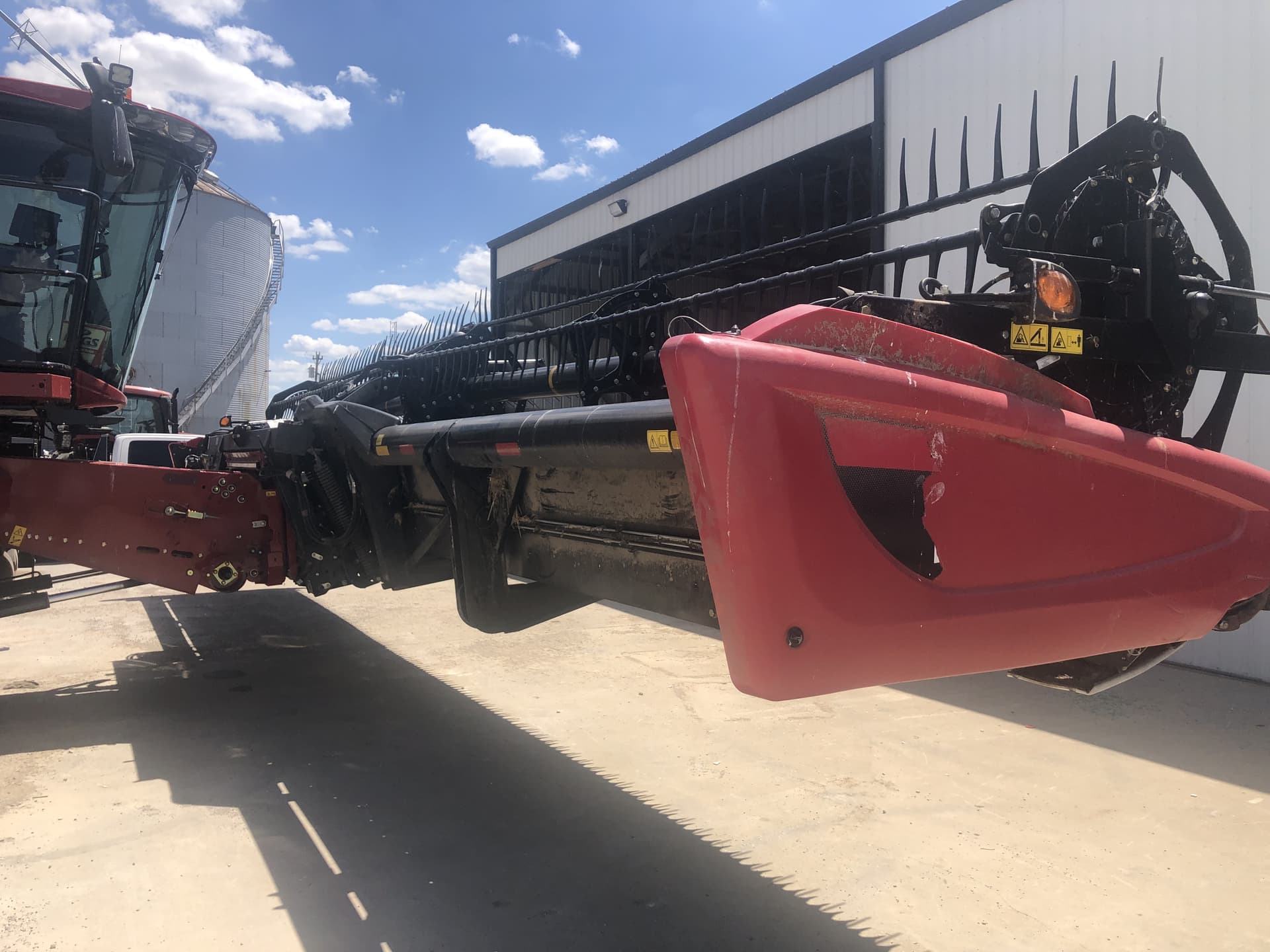 Tractor Zoom - MacDon FD75