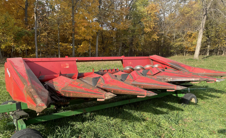 SOLD - Massey Ferguson 863 Harvesting with 6 Rows | Tractor Zoom