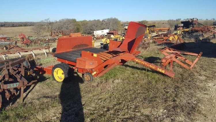 SOLD - New Holland 144 Hay and Forage Hay - Mergers | Tractor Zoom
