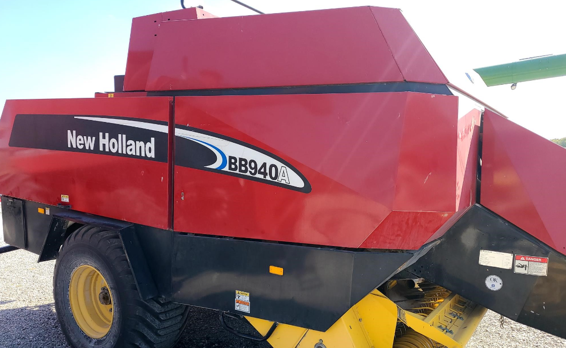 SOLD - New Holland BB940A Hay and Forage with --- Bales | Tractor Zoom