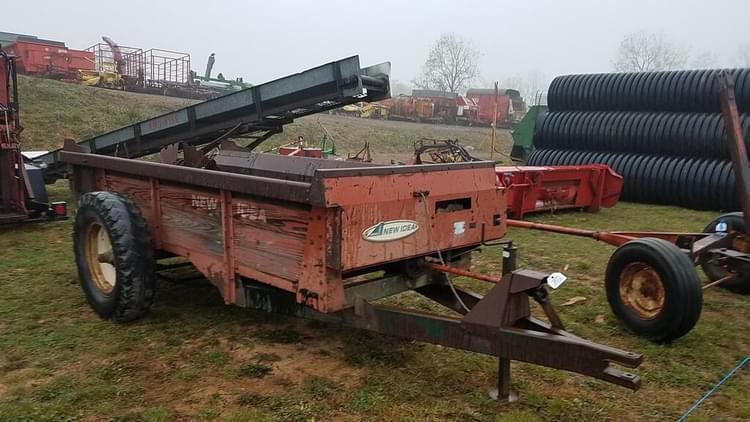 SOLD - New Idea 212 Manure Handling Manure Spreaders - Dry | Tractor Zoom