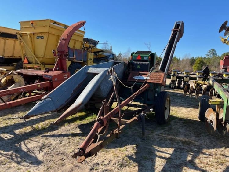 SOLD - New Idea 323 Harvesting Forage Harvesters - Pull Type | Tractor Zoom