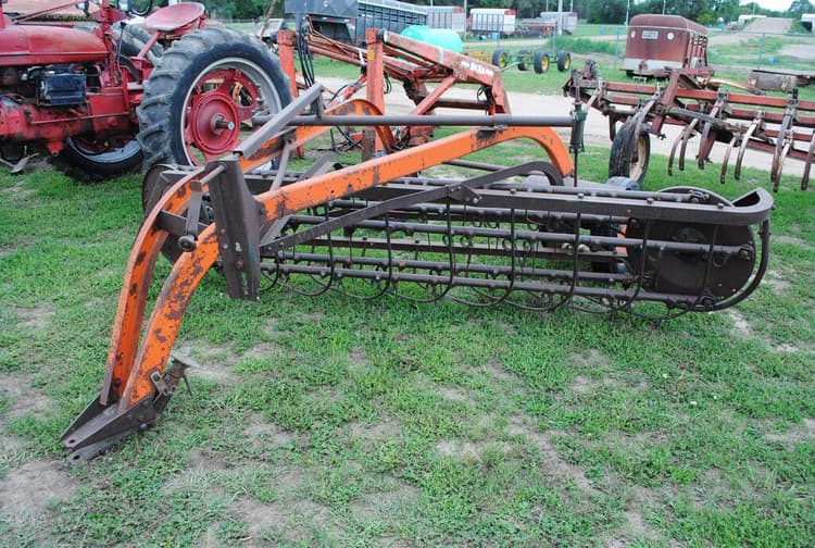 SOLD - New Idea 402 Hay and Forage Hay - Rakes/Tedders | Tractor Zoom
