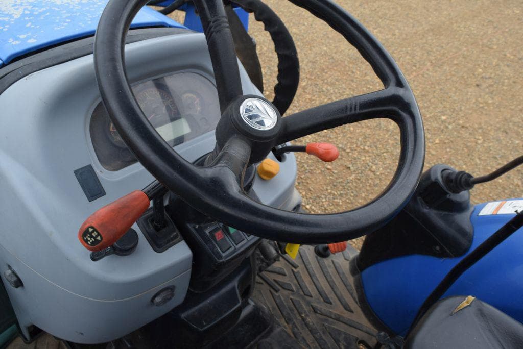 Tractor Zoom - New Holland Boomer 37