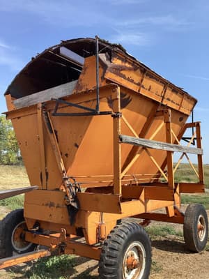 SOLD - Richardton 1200 Harvesting | Tractor Zoom