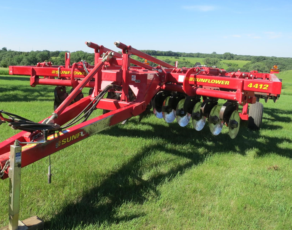 SOLD - Sunflower 4412 Tillage with 5 Shanks | Tractor Zoom