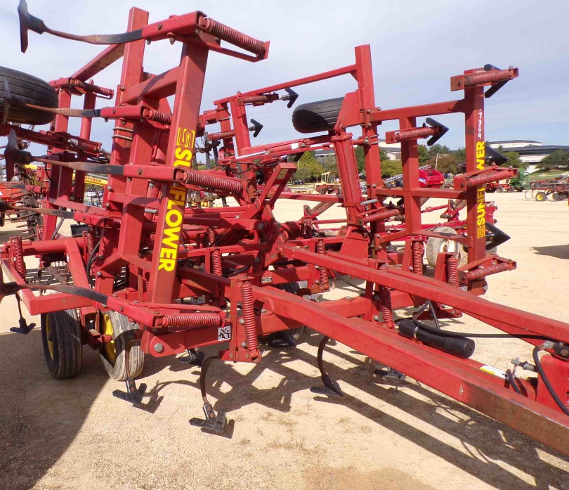 SOLD - Sunflower 5033 Tillage with 18 ft | Tractor Zoom