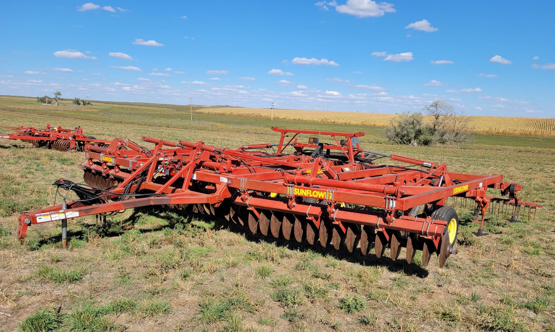 SOLD - Sunflower 6332 Tillage with 26 ft | Tractor Zoom