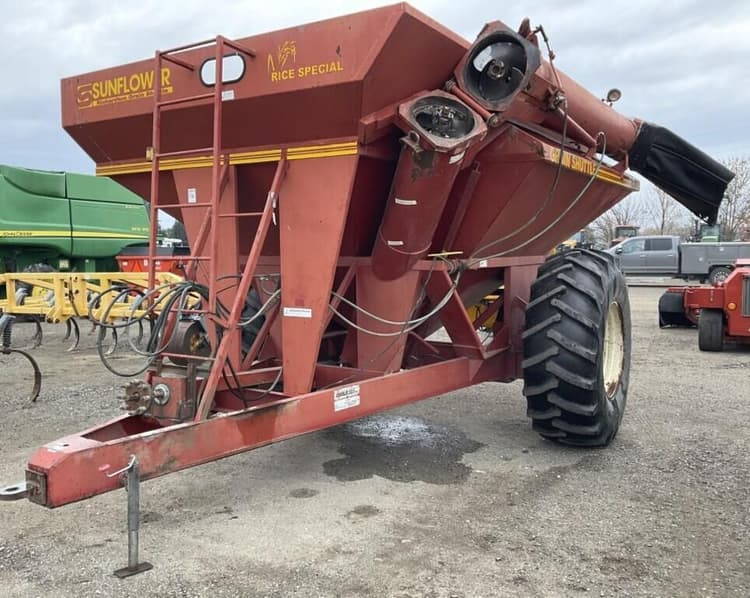 Sunflower 8600 Harvesting Grain Carts for Sale | Tractor Zoom