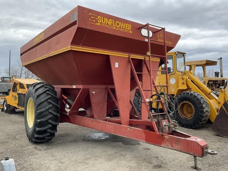 Sunflower 8600 Harvesting Grain Carts for Sale | Tractor Zoom