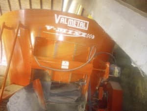 SOLD - ValMetal V-Mix 400 Lot No. 99d Hay and Forage | Tractor Zoom