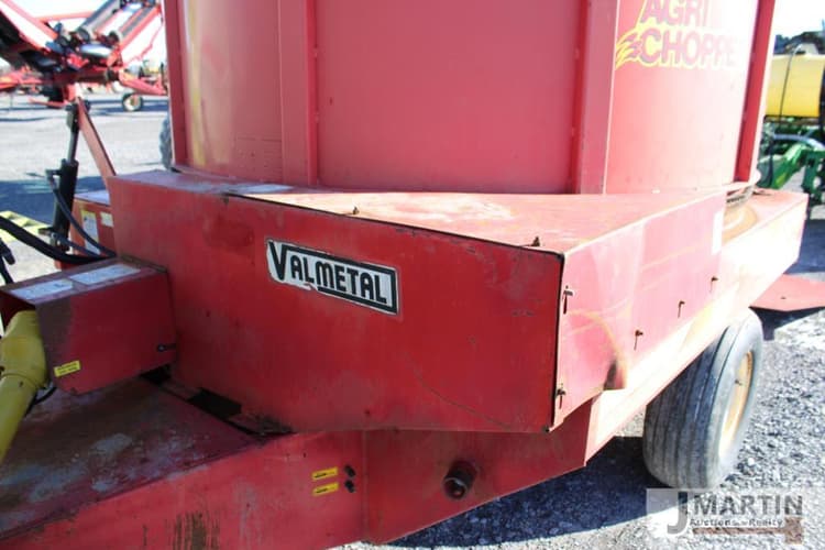 ValMetal 5500 Hay and Forage Bale Processors for Sale | Tractor Zoom