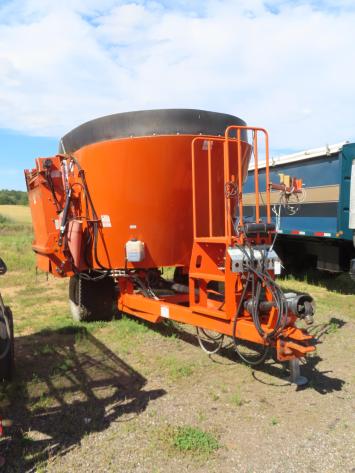 ValMetal V-Mix 400 Hay and Forage Grinders/Mixers for Sale | Tractor Zoom