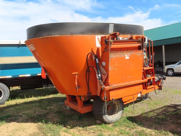 ValMetal V-Mix 400 Hay and Forage Grinders/Mixers for Sale | Tractor Zoom